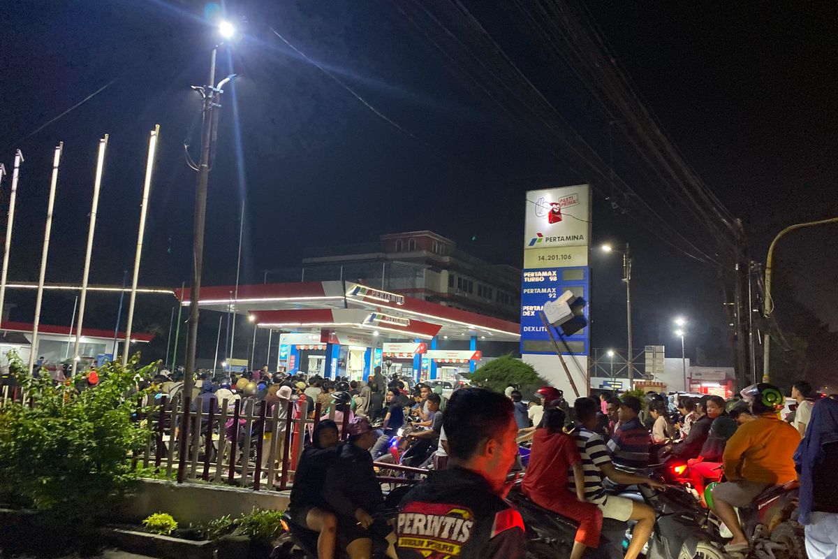 Penyaluran BBM di Sumut Terdampak Banjir, Antrean di Sejumlah SPBU ...