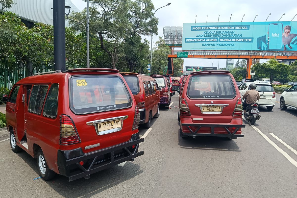 Sopir Angkot Bekasi Demo Tolak Bus Trans Beken, Khawatir Mata ...