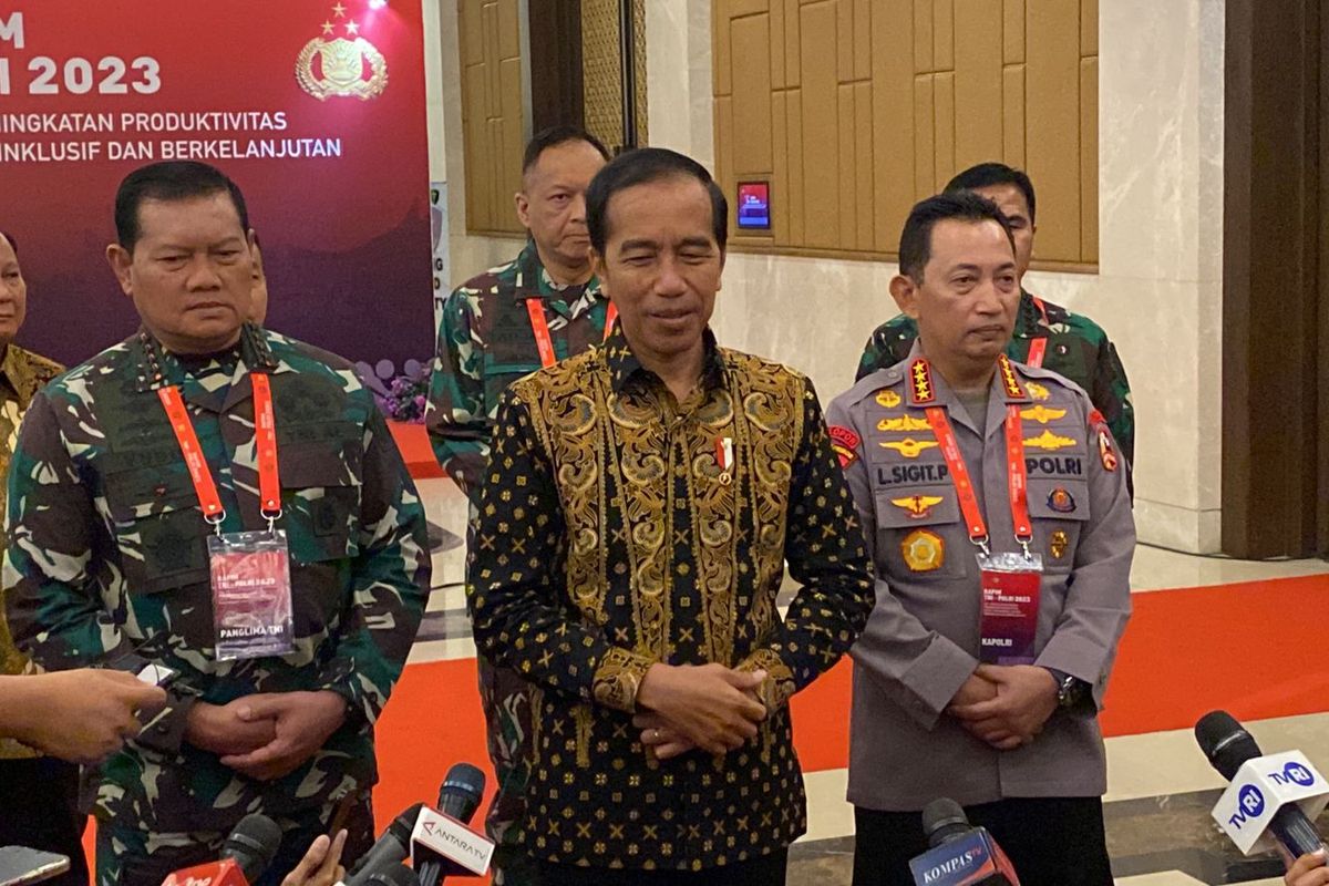 Jokowi Tugaskan TNI-Polri Jaga Industrialisasi, Berantas Praktik ...