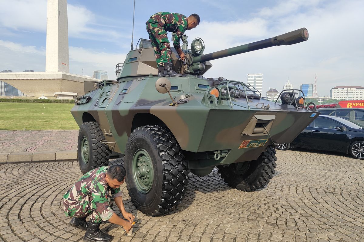 Biar Kinclong, Prajurit TNI AD Rawat Panser V-150 di TNI Fair 2025