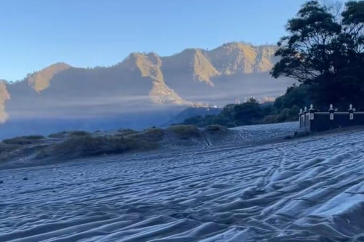 Gunung Bromo dan Semeru Diselimuti Embun Es, Ini Titik-titiknya