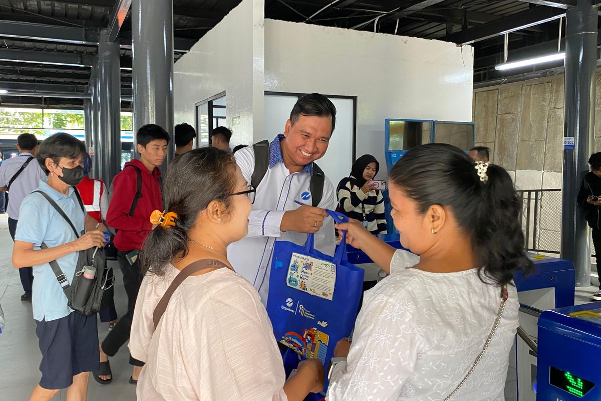 Suasana Hangat di Peresmian Halte Transjakarta Jaga Jakarta, Penumpang ...