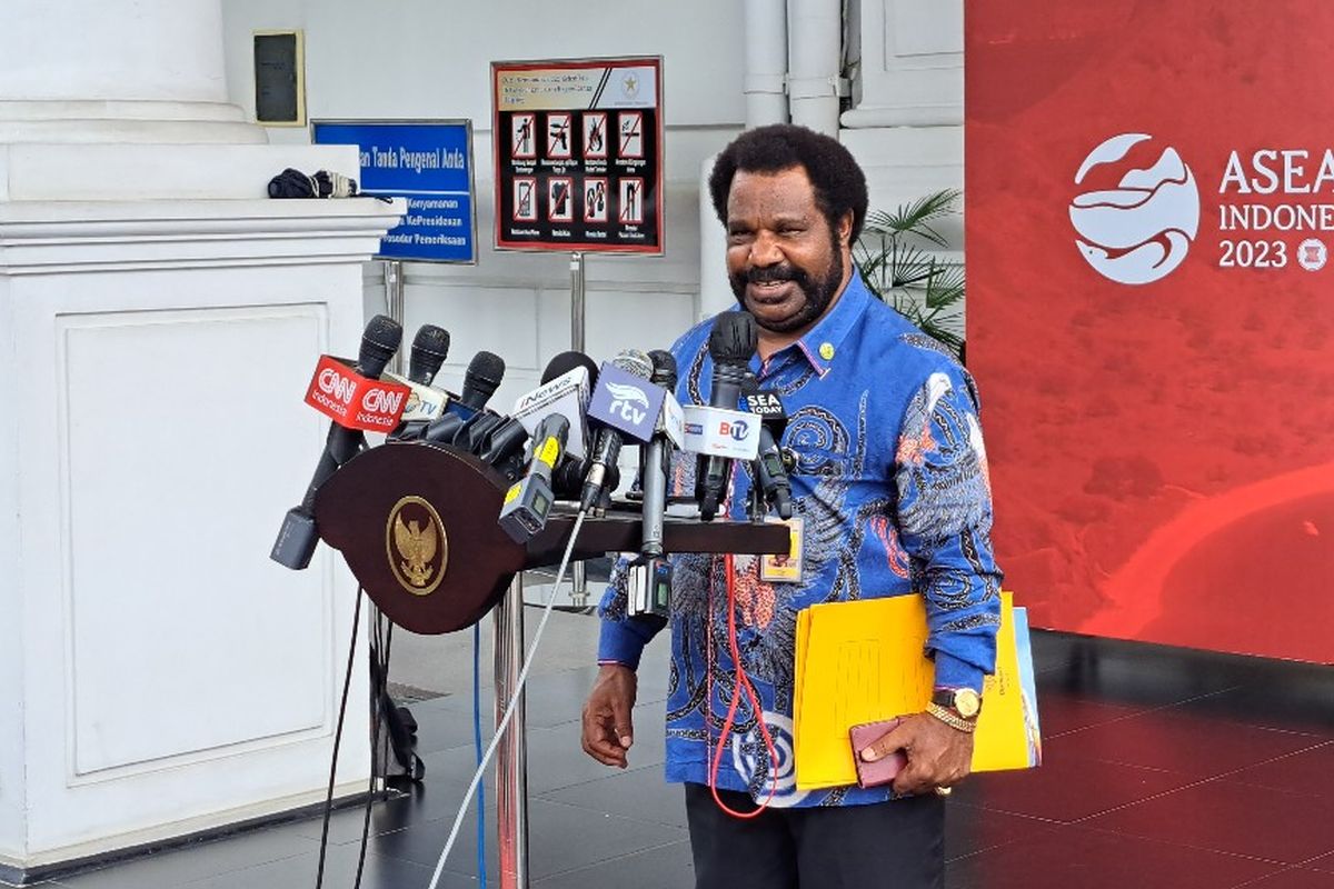 Eks Staf Ahli KSP Lenis Kogoya Diberi Pangkat Letkol Tituler ...