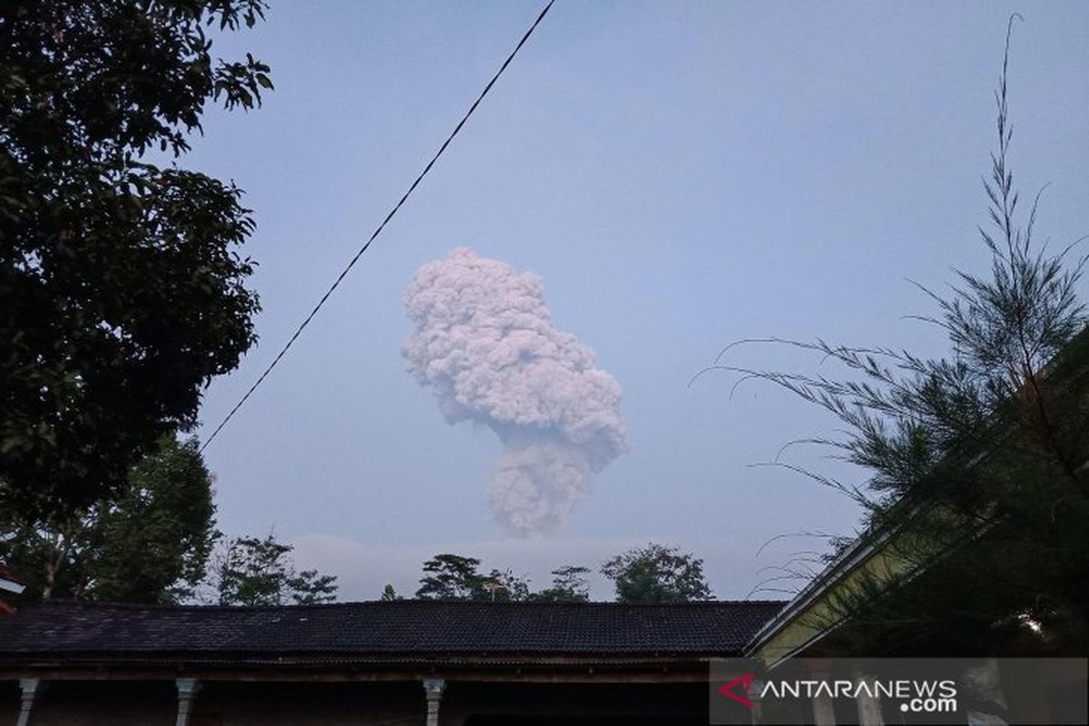 Fakta Erupsi Gunung Merapi, Status Waspada hingga Hujan Abu Tipis