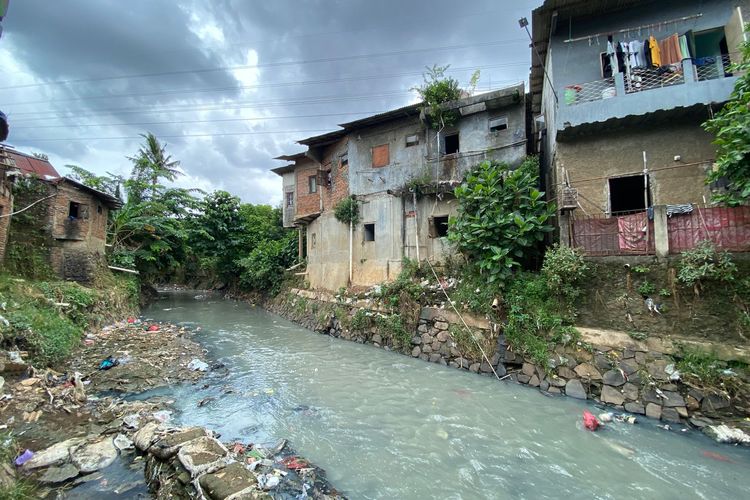 Foto : Kehidupan Terjebak Banjir di ‘Kampung Zombie’, Janji Normalisasi ...