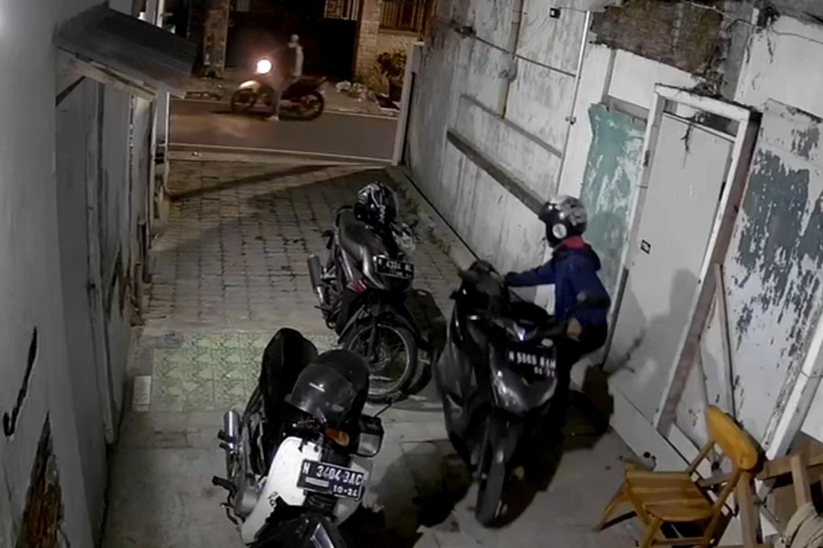 Aksi Curanmor Terekam CCTV di Kota Malang, Korbannya Pegawai Kafe