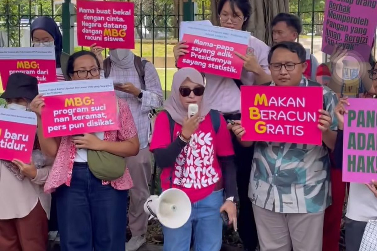 Koalisi Warga Demo Tolak MBG di Istana Negara, Kompak Bawa Alat Dapur