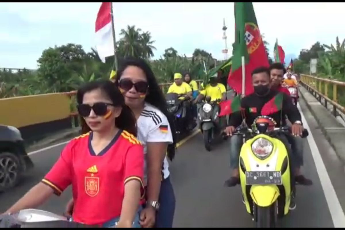 Lautan Pecinta Sepak Bola Pawai Keliling Polewali Mandar Sambut Piala ...