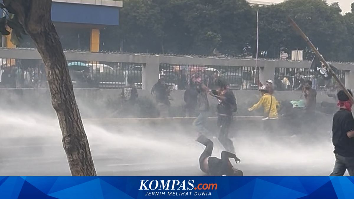 Demo Mahasiswa 28 Agustus di DPR Ricuh, Polisi Kerahkan Water Cannon