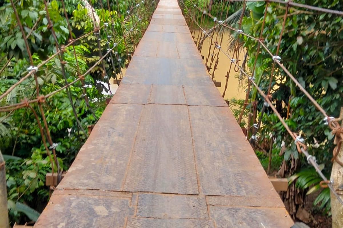 Jembatan Gantung Viral yang Dilintasi Guru di Pedalaman Jambi Akhirnya ...