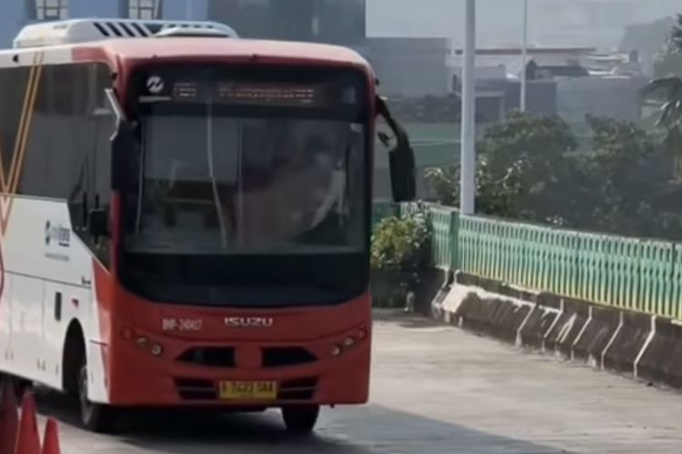 Foto : Viral Video Transjakarta Rute 7B Gunakan Bus Kecil, Warganet ...