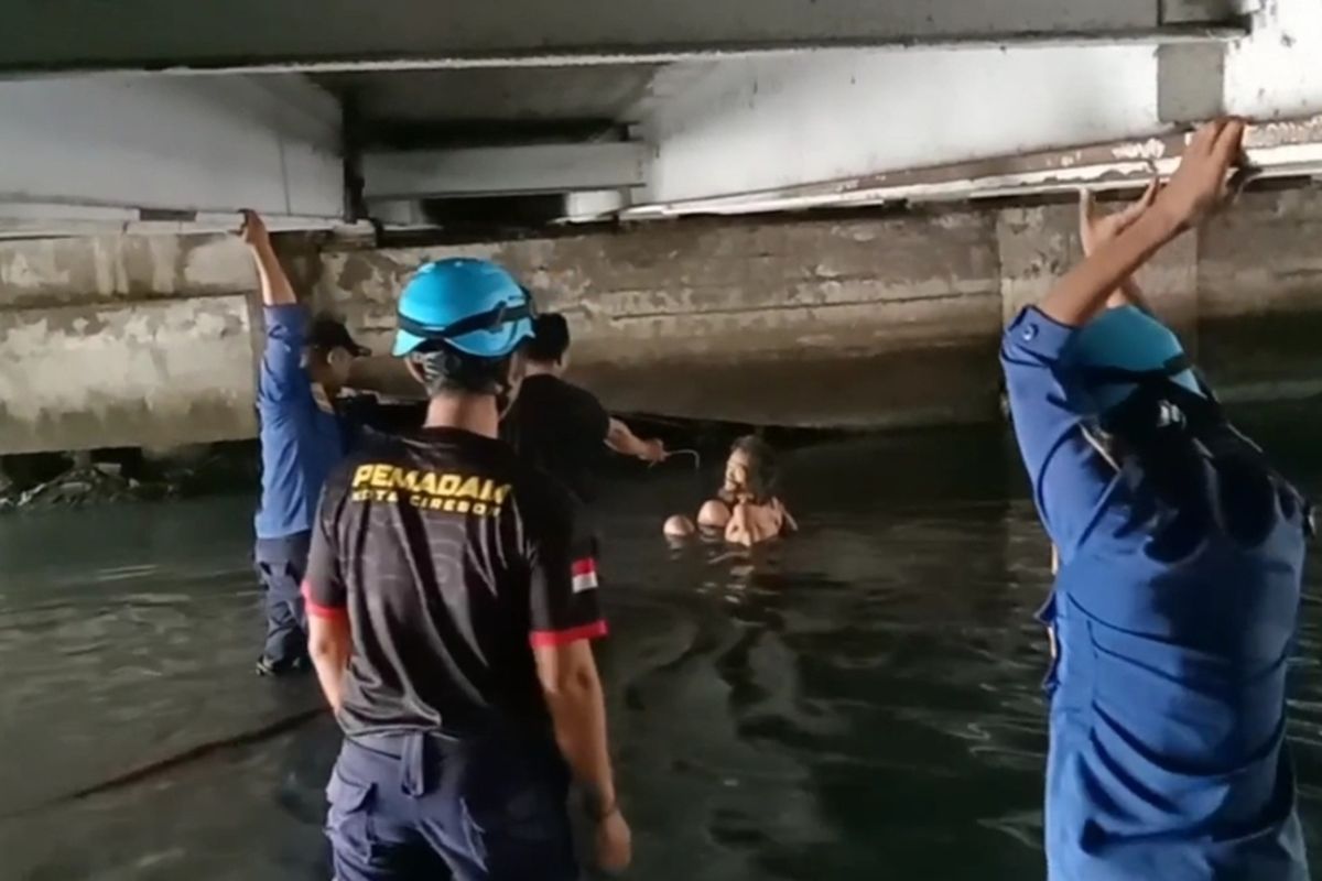 Kisah Haru Damkar Cirebon Evakuasi ODGJ di Kolong Jembatan Saat ...
