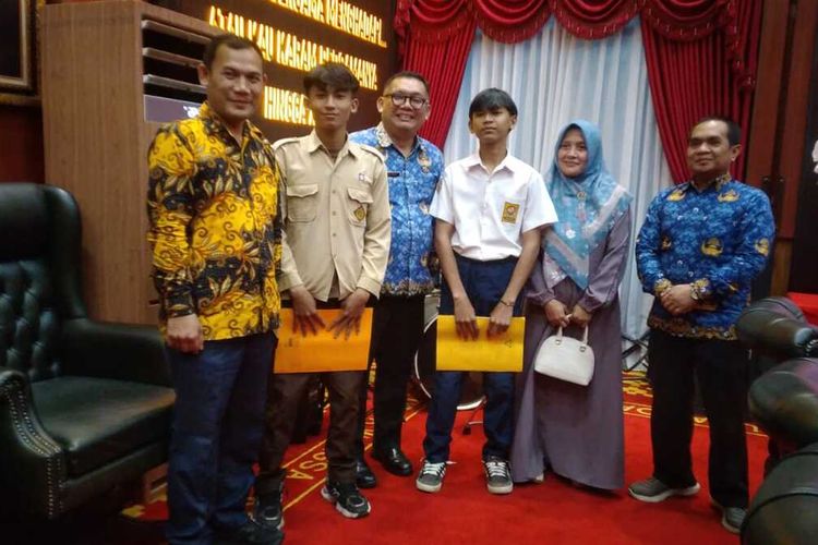 Haikal dan Haezar Kini Punya Seragam Baru, Bantuan Pemkab Bogor Usai ...