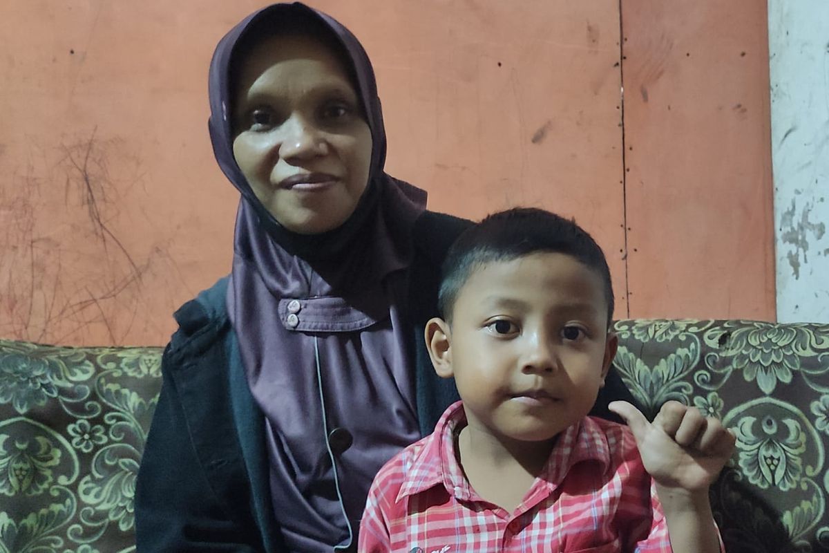 Cerita di Balik Viralnya Azril, Bocah "Cemong" yang Temani Ibunya Kerja ...