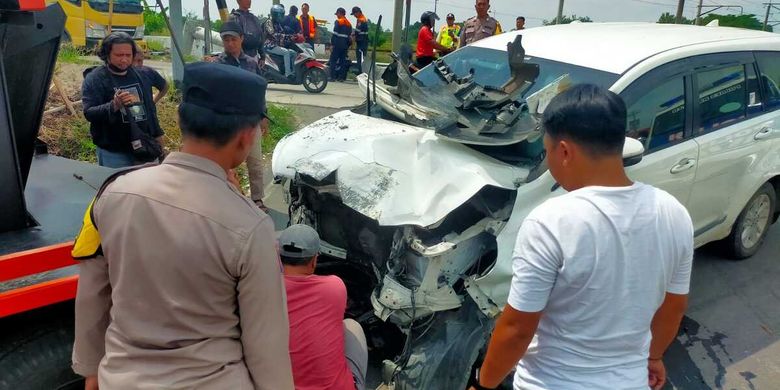Berita Terkini Harian Mobil Tabrak Tiang Listrik Di Perlintasan Kereta ...