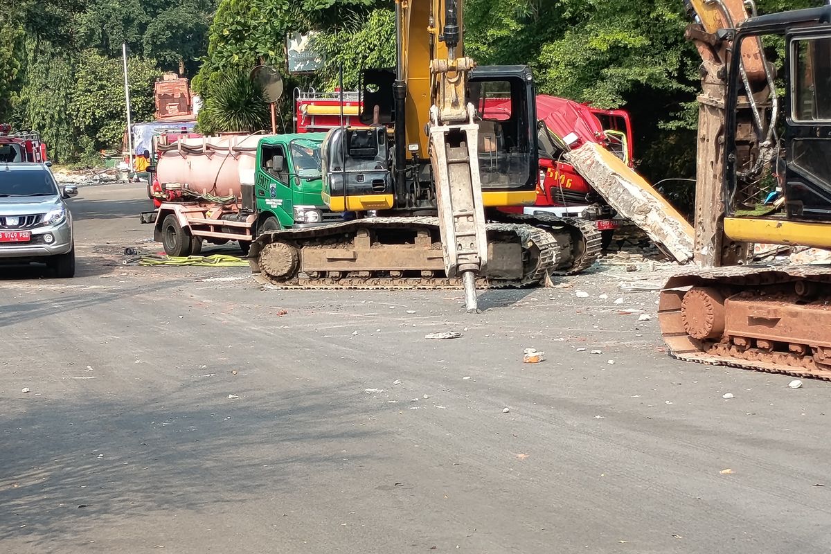 Menjinakkan Debu Berujung Mobil Damkar Tertimpa Reruntuhan Gedung DLH DKI