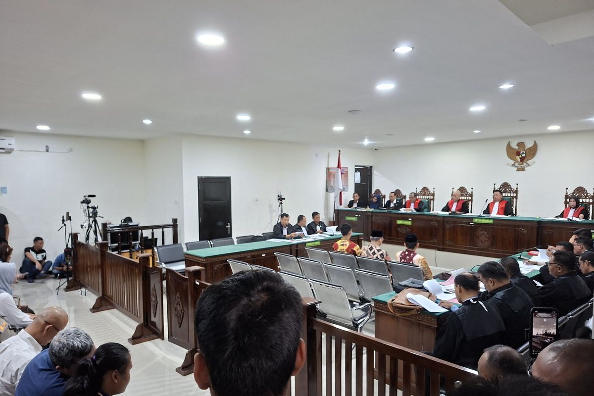 Sidang Perdana, Eks Gubernur Bengkulu Rohidin Akui Salah dan Semua Uang ...