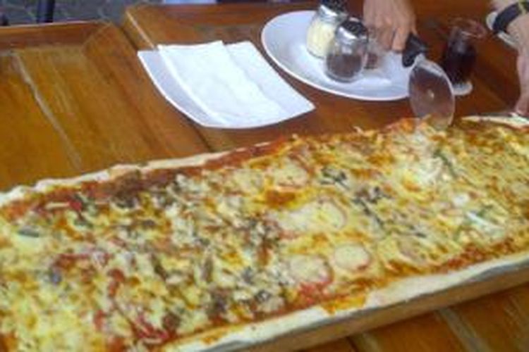 Ada Pizza Terpanjang Aneka Rasa di Kuta Bali