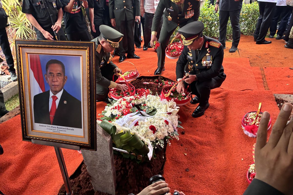Ryamizard Dimakamkan Dekat 2 Menteri Era Orde Baru di TMP Kalibata