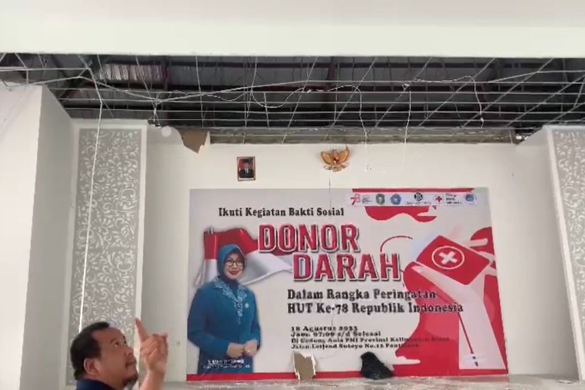Baru Selesai Dibangun, Plafon Gedung PMI Kalbar Jebol, 4 Orang Nyaris ...