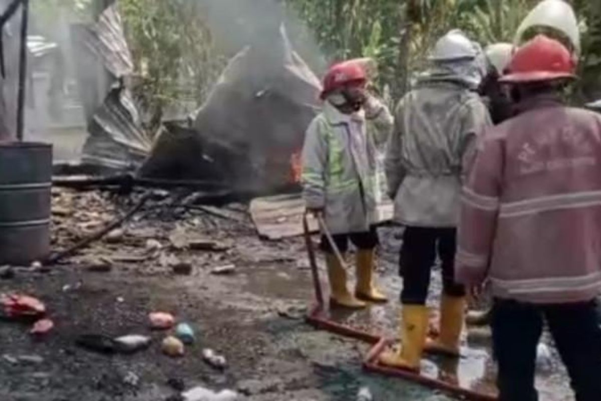 Pabrik Plastik di Cirebon Terbakar, Api Hanguskan Mesin dan Tumpukan Limbah
