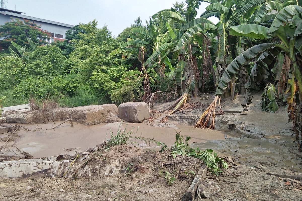 Sumur Tua di Gresik Semburkan Lumpur Setinggi 4 Meter