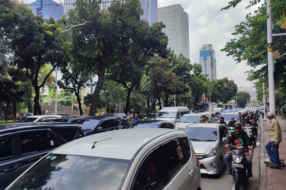 Ada Pelantikan Kepala Daerah, Arus Lalu Lintas di Jalan Medan Merdeka ...