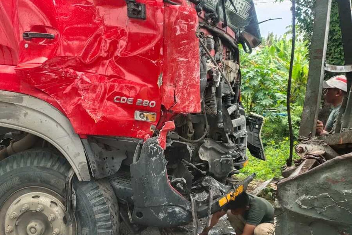 Adu Banteng Truk Boks Vs Truk Tangki di Pantura Pati, Satu Tewas, Dua Luka Parah