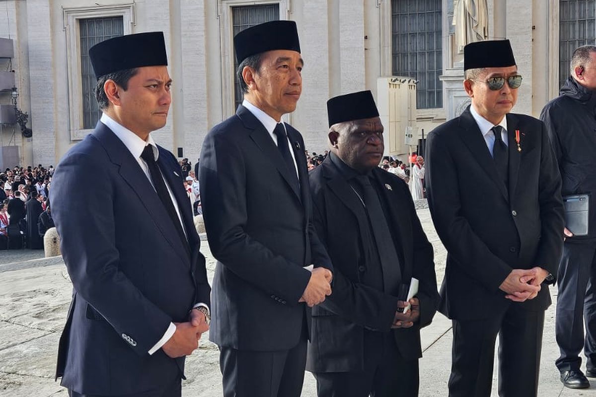Saat Jokowi Sejajar Trump di Pemakaman Paus Fransiskus...