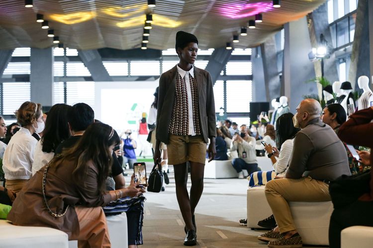 BERITA FOTO: Uniqlo X Adrie Basuki, Suguhkan Koleksi Pakaian Daur Ulang