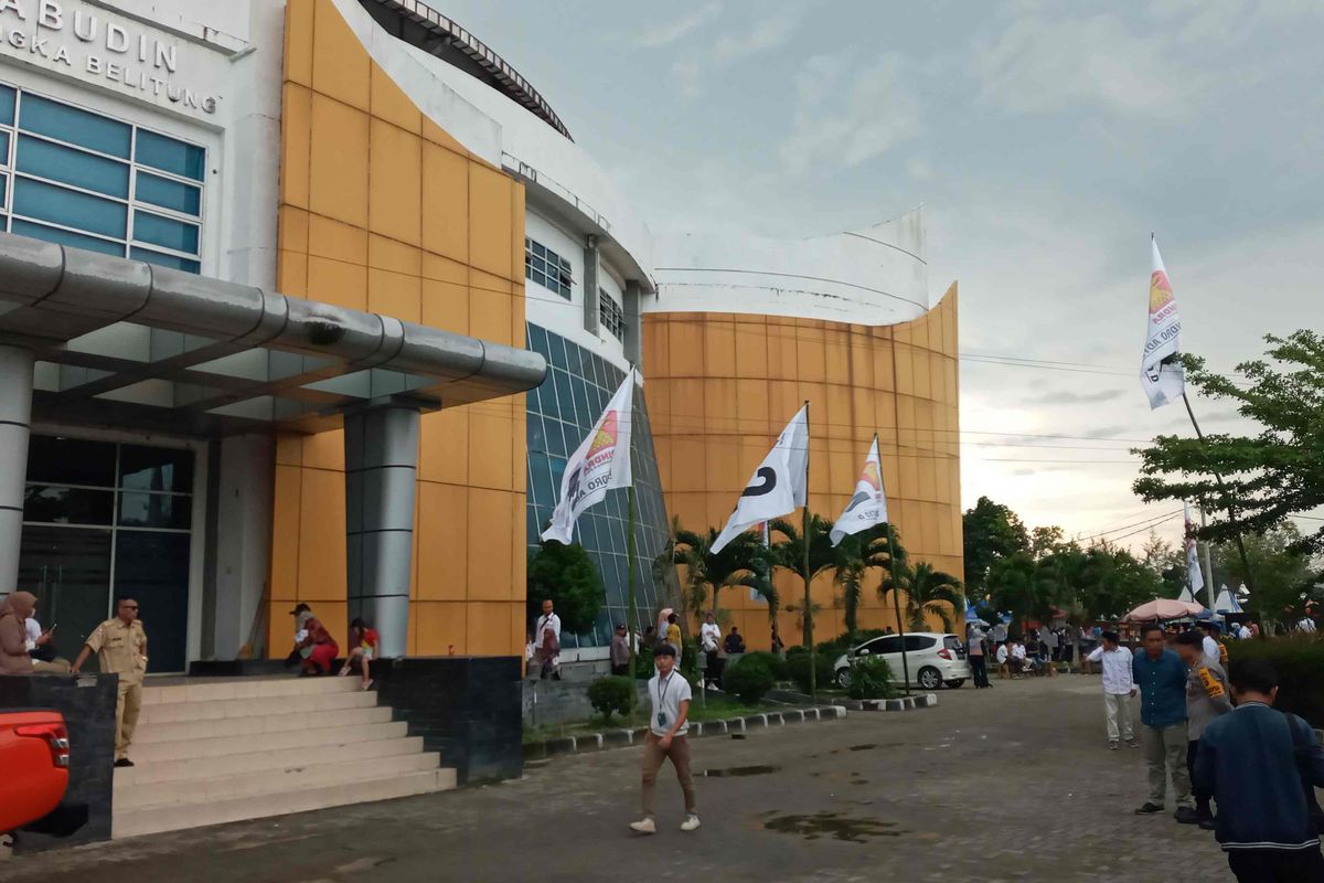 Bawaslu Babel Soroti Pemasangan Atribut Partai di GOR Milik Pemda