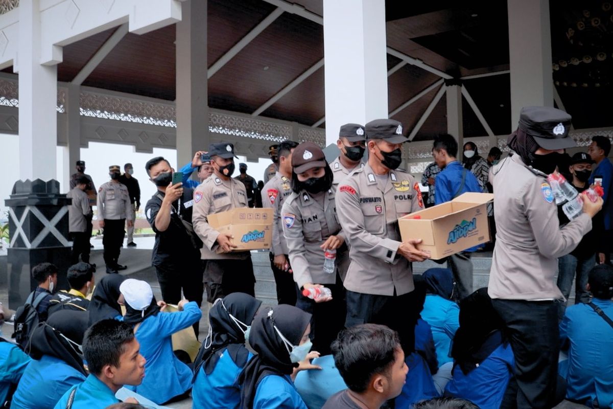 Polisi di Pemalang Bagikan Minuman ke Massa Aksi Tolak Kenaikan BBM, Kapolres: Pengamanan Secara ...