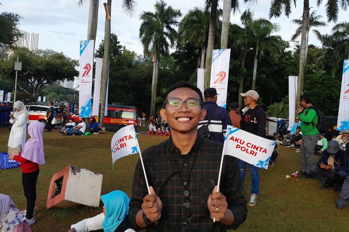 Warga Antusias Nonton HUT Bhayangkara di Monas, Bawa Bendera "Aku Cinta Polri"