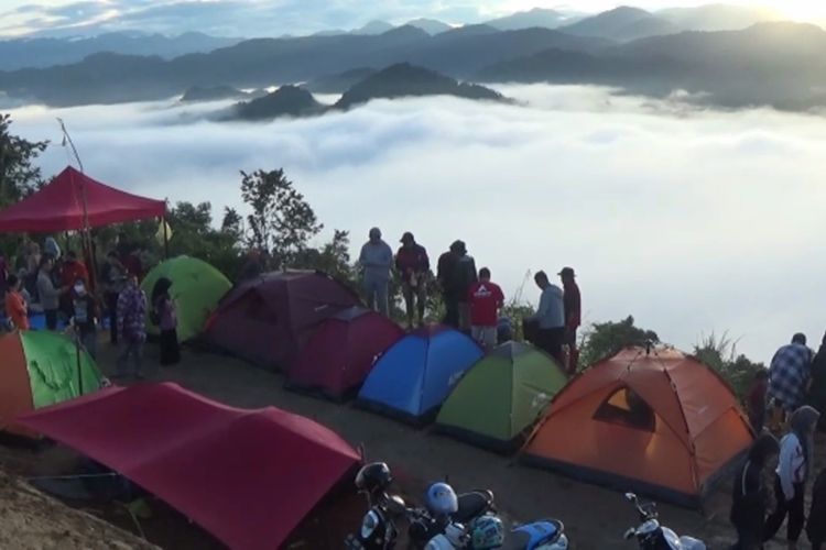 Negeri di Atas Awan dari Sulawesi, Berkemah di Puncak Senayan Polewali ...