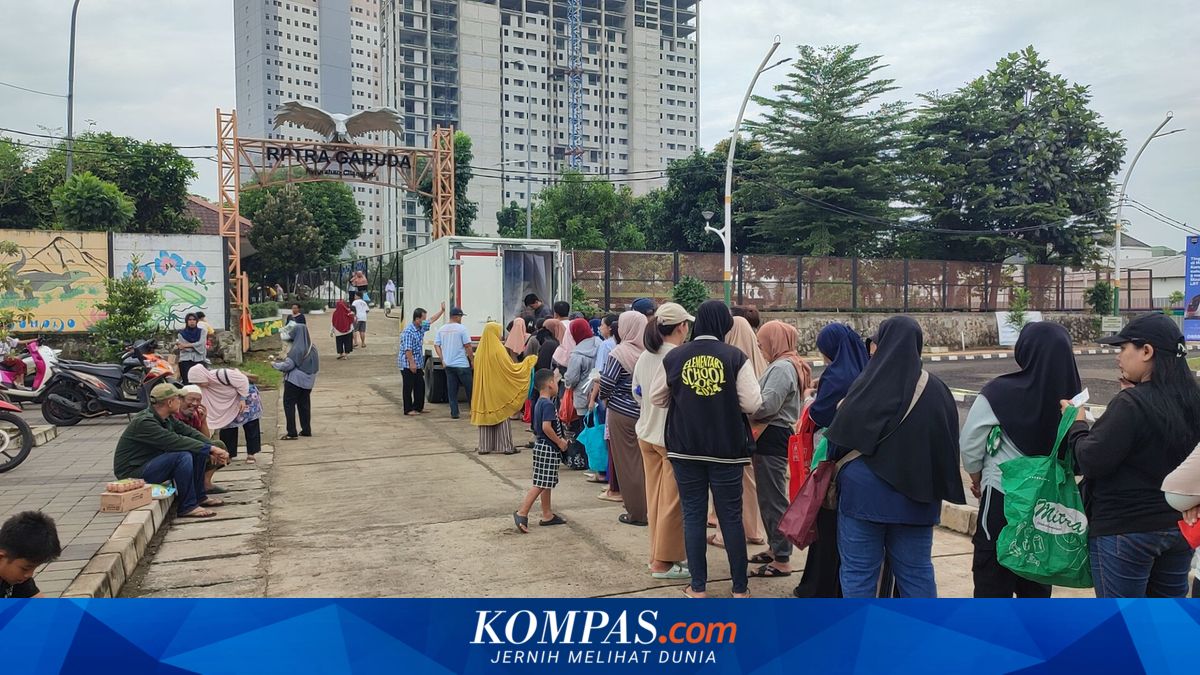 Warga Padati RPTRA Garuda Jaktim, Tebus Sembako Bersubsidi Isi Beras ...