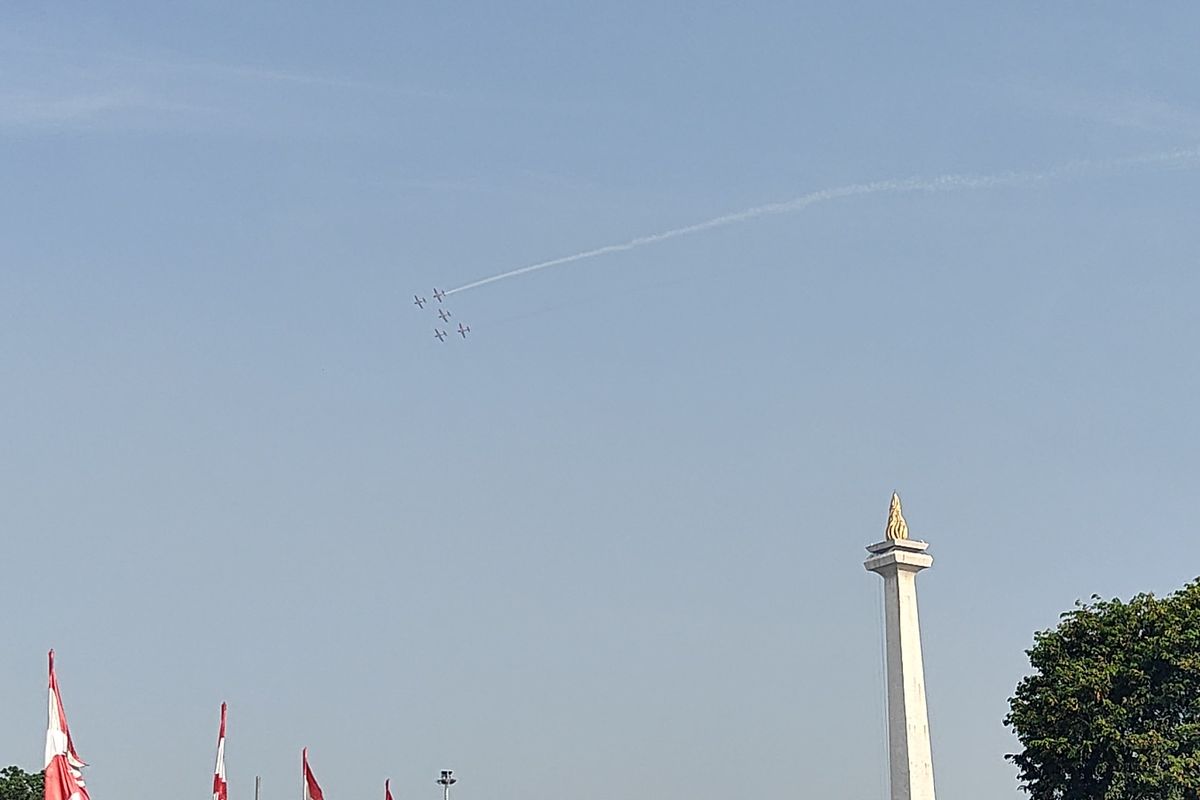 Jupiter Aerobatic Team Hiasi Langit Monas pada Perayaan HUT ke-80 TNI
