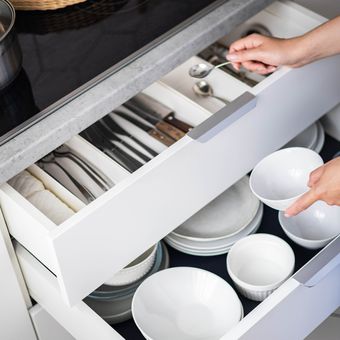 6 Cara Menata Piring di Dapur agar Tetap Rapi dan Terorganisir