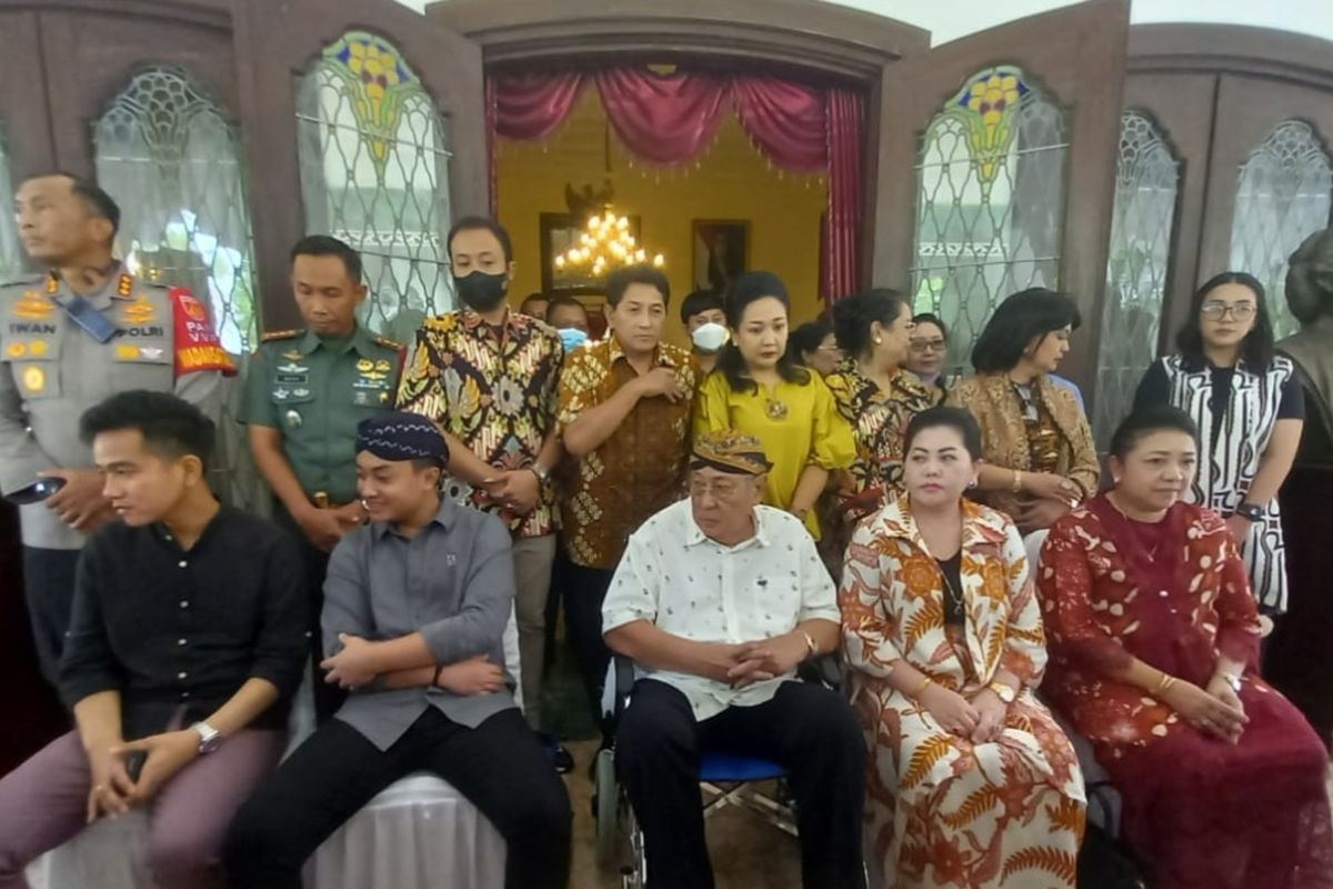 Gibran Makan Siang dengan PB XIII dan Kerabat di Loji Gandrung ...