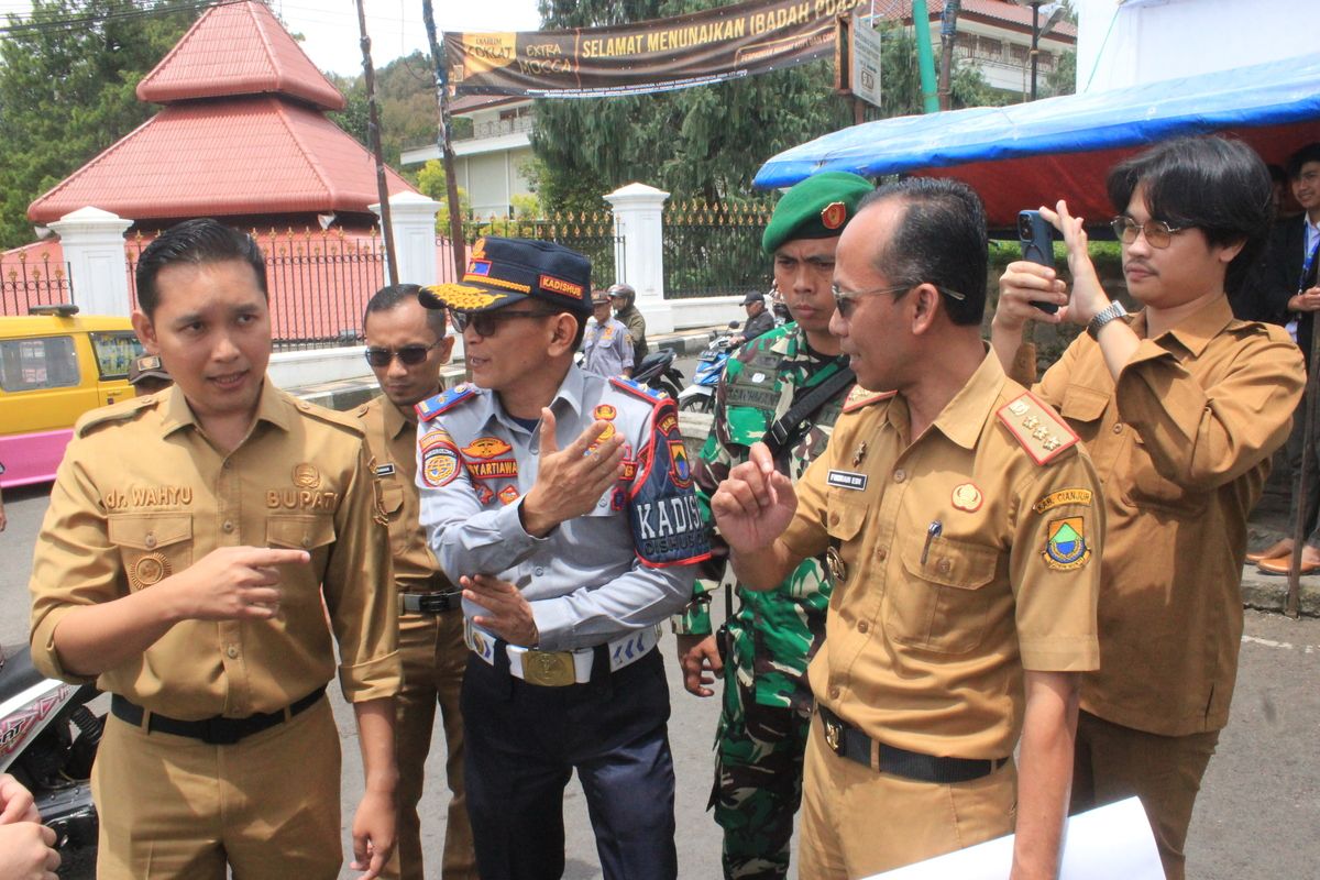 Tanggapi Unggahan Dedi Mulyadi soal Jalur Puncak, Bupati Cianjur Tertibkan PKL dan Angkot di Cipanas