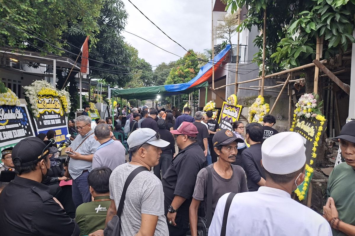 Jenazah Pilot Smart Air Tiba di Rumah Duka, Disambut Isak Tangis Keluarga