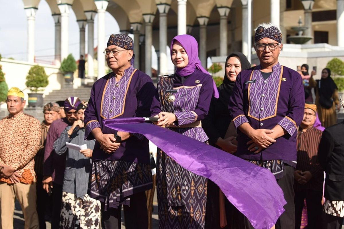 Mbak Wali Vinanda dan Gus Qowim Ikuti Kirab 1 Muharram dari Masjid Agung ke Balai Kota