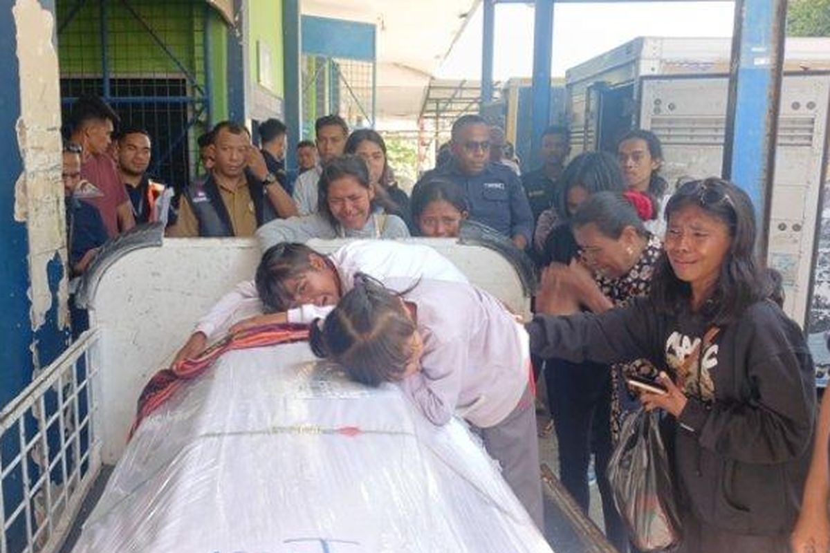 Tangis Histeris Bocah 10 Tahun dan Adiknya Saat Jenazah Ayahnya Tiba di ...