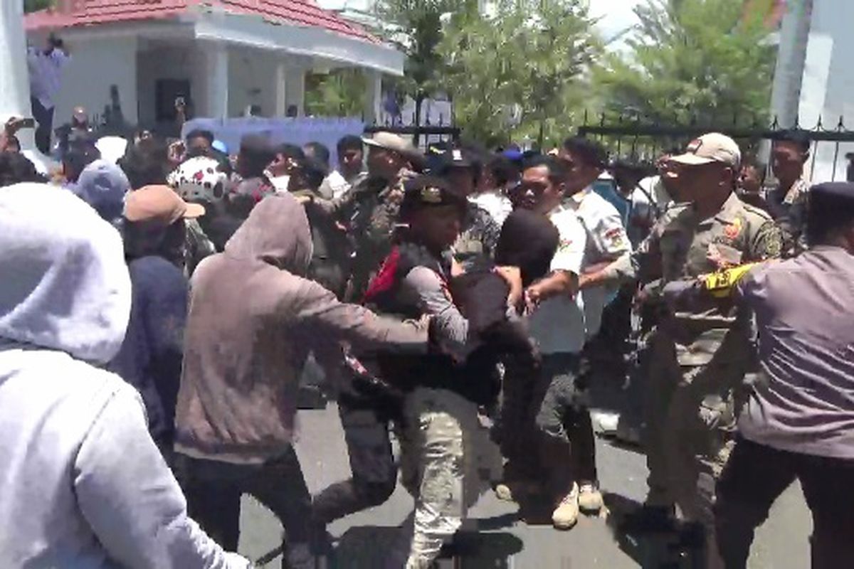 Aksi Demo di Depan Kantor Wali Kota Palopo Ricuh, Warga Desak Pembangunan Tower Jaringan Internet