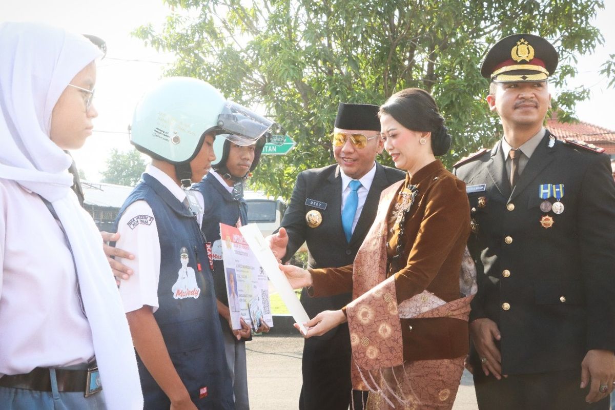 Ultah ke-17 Saat Hari Bhayangkara, 5 Pelajar SMA di Tegal Dihadiahi SIM ...