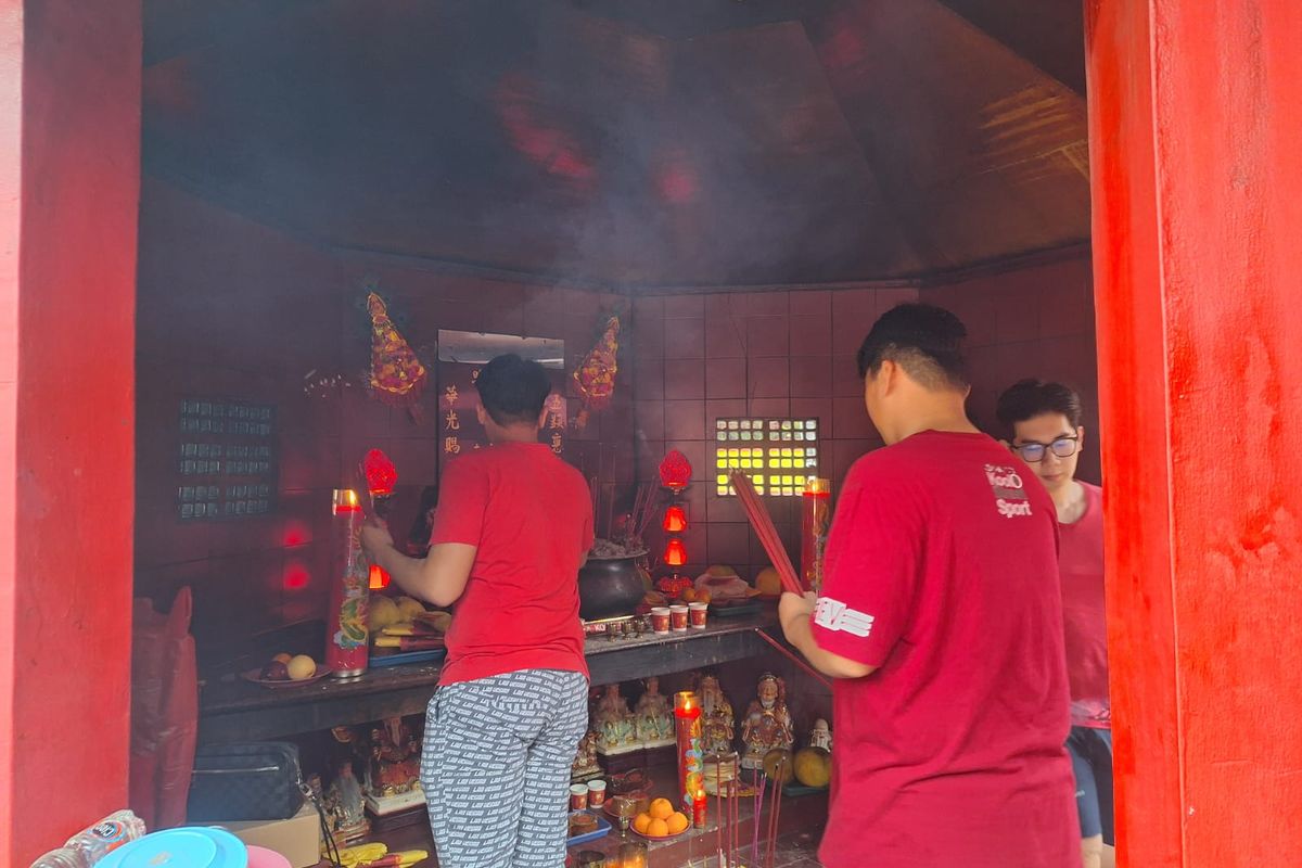 Imlek di Vihara Bahtera Bhakti Ancol, Asap Hio dan Doa Mengisi Udara