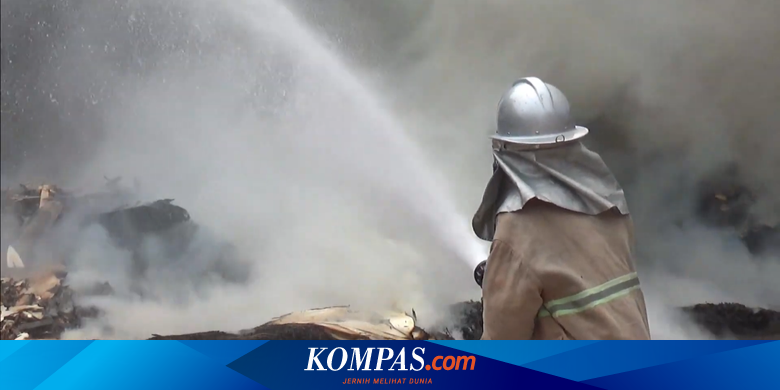 Pabrik Kayu di Lumajang Terbakar, Karyawan Berhamburan