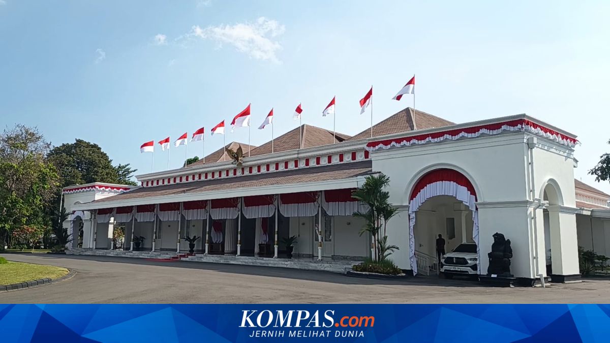 Semarak Atribut "Merah Putih" di Istana Yogyakarta...