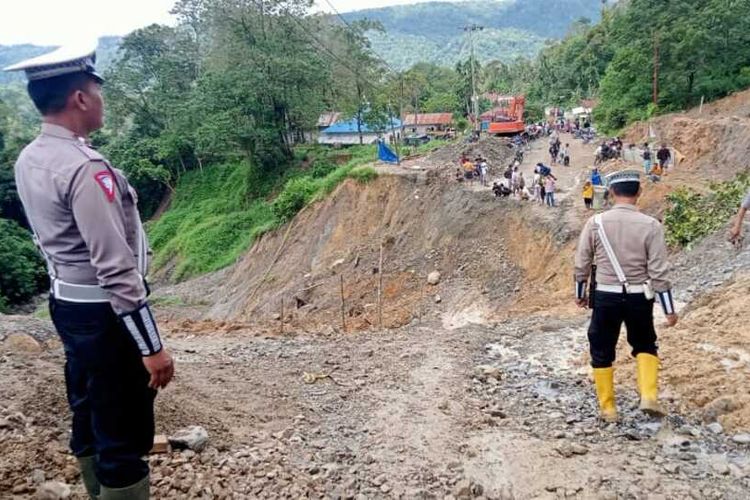 Jalan Nasional Batu Jomba Putus Total, Warga Diimbau Lewati Jalur Ini Jalan Nasional Batu Jomba Putus Total, Warga Diimbau Lewati Jalur Ini