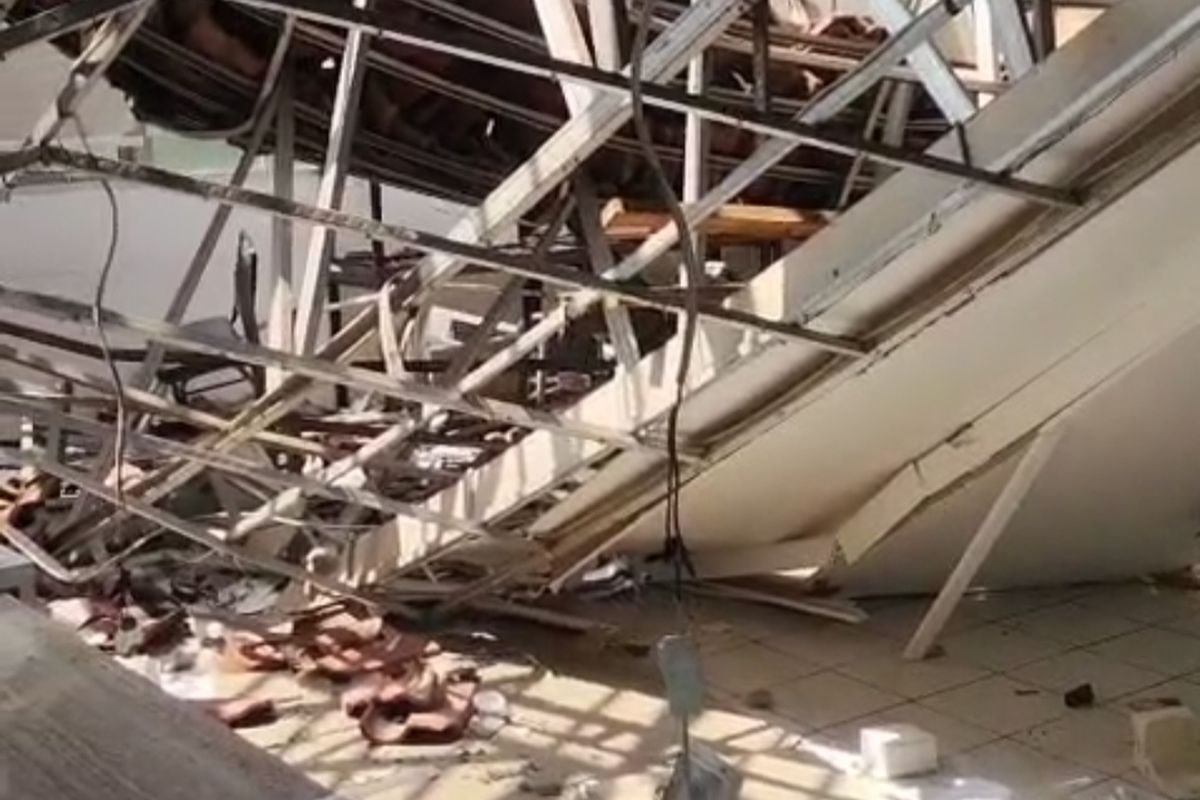 Atap SMKN 1 Cileungsi Ambruk, Siswa Menjerit dan Terluka