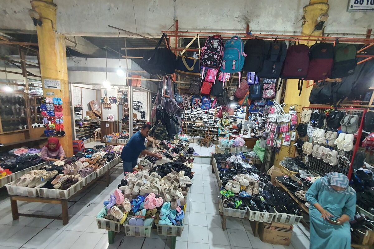 Jelang Lebaran, Pedagang Pakaian Pasar Tradisional Gunungkidul Mengeluh Sepi Pembeli